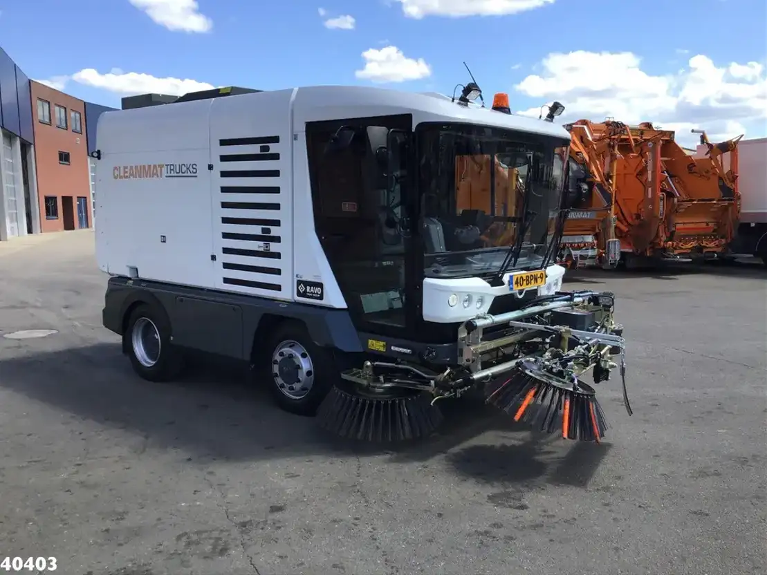 Ravo 5-SERIES 580 with 3-rd brush | Veegmachine vrachtwagen - TrucksNL