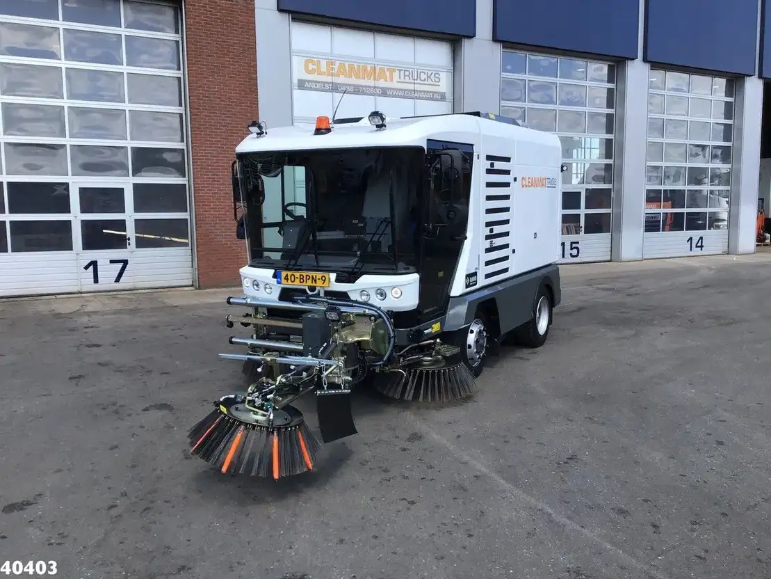 Ravo 5-SERIES 580 with 3-rd brush | Veegmachine vrachtwagen - TrucksNL