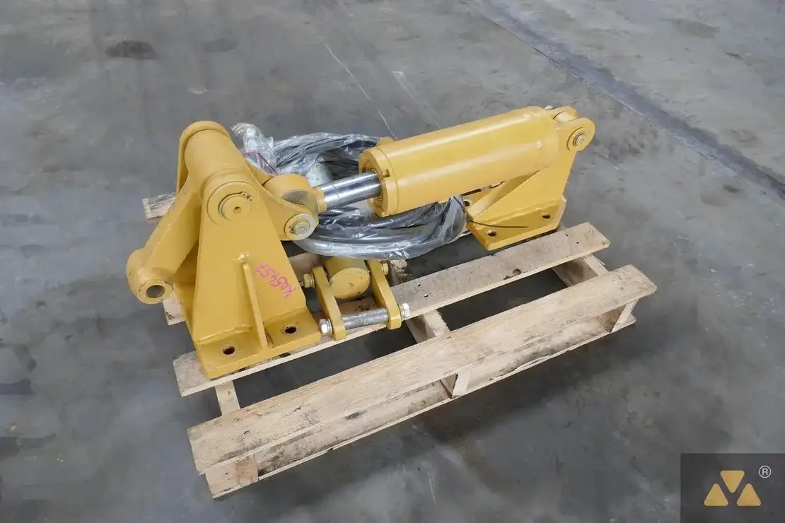 Caterpillar D8T Pin puller | Ripper - TrucksNL