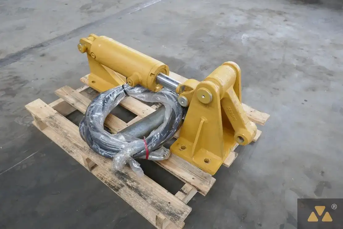 Caterpillar D8T Pin puller | Ripper - TrucksNL