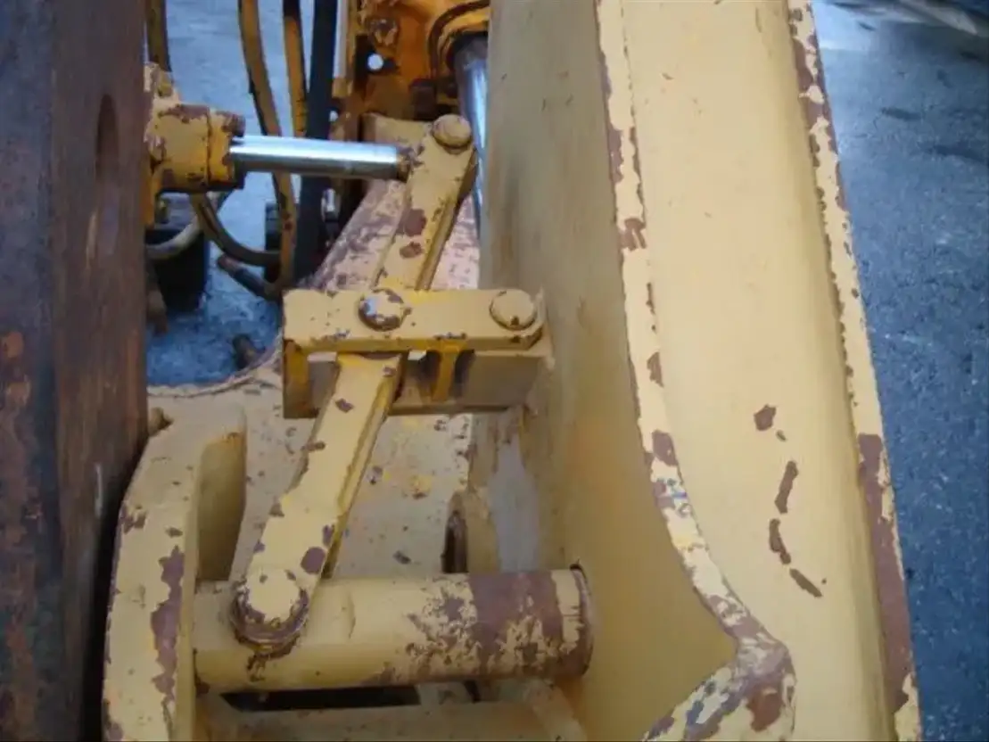 Komatsu D355 - 4BBL SS Ripper | Ripper - TrucksNL