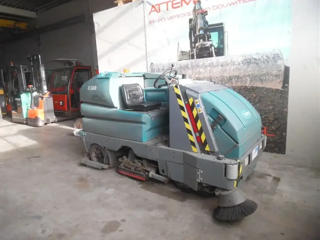 Diversen VEEG SCHROB MACHINE 8300 | Veegmachine - TrucksNL