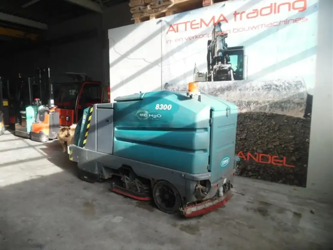 Diversen VEEG SCHROB MACHINE 8300 | Veegmachine - TrucksNL