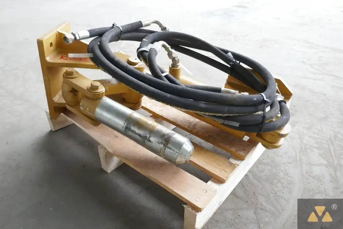 Caterpillar D8T Pin puller | Ripper - TrucksNL