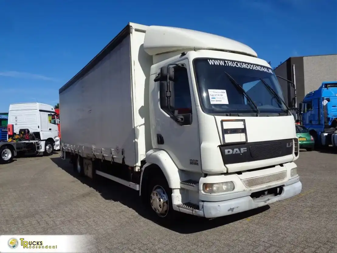 DAF LF55.180 + MANUAL + LIFT | Schuifzeil vrachtwagen - TrucksNL