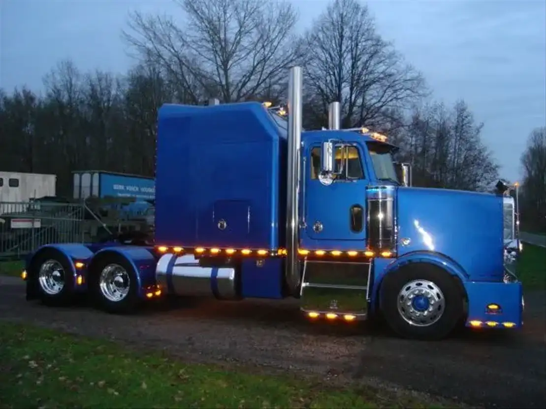Peterbilt 377 | Torpedo front trekker - TrucksNL