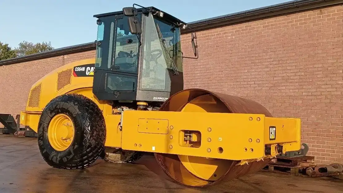 Caterpillar CS 64 B / low hours / CE / German machine | Trilrolwals ...