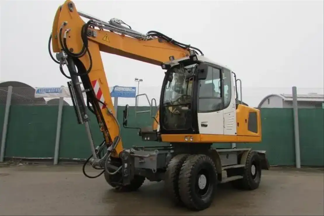 Liebherr A 918 - OilQuick OQ 65 Nr.: 110 | Rupsgraafmachine - TrucksNL