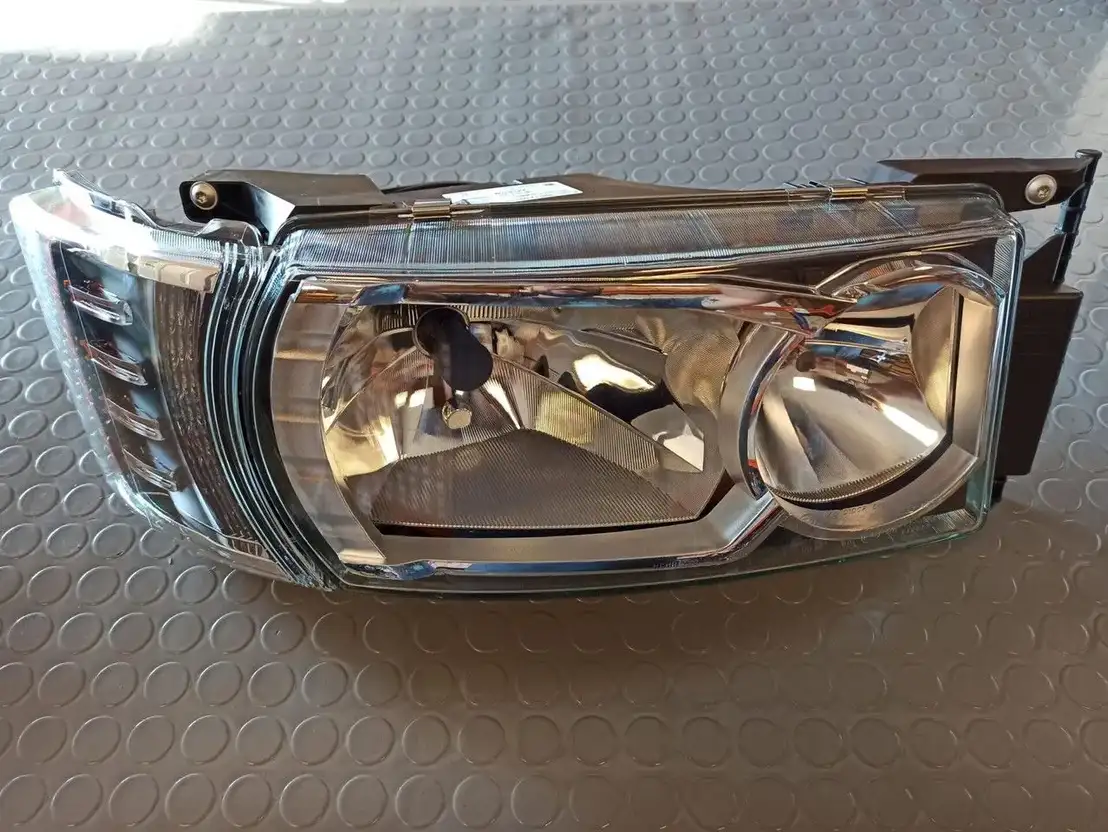 Scania HEADLAMP XENON RH V8 - 2416109 | Elektra vrachtwagen onderdeel ...