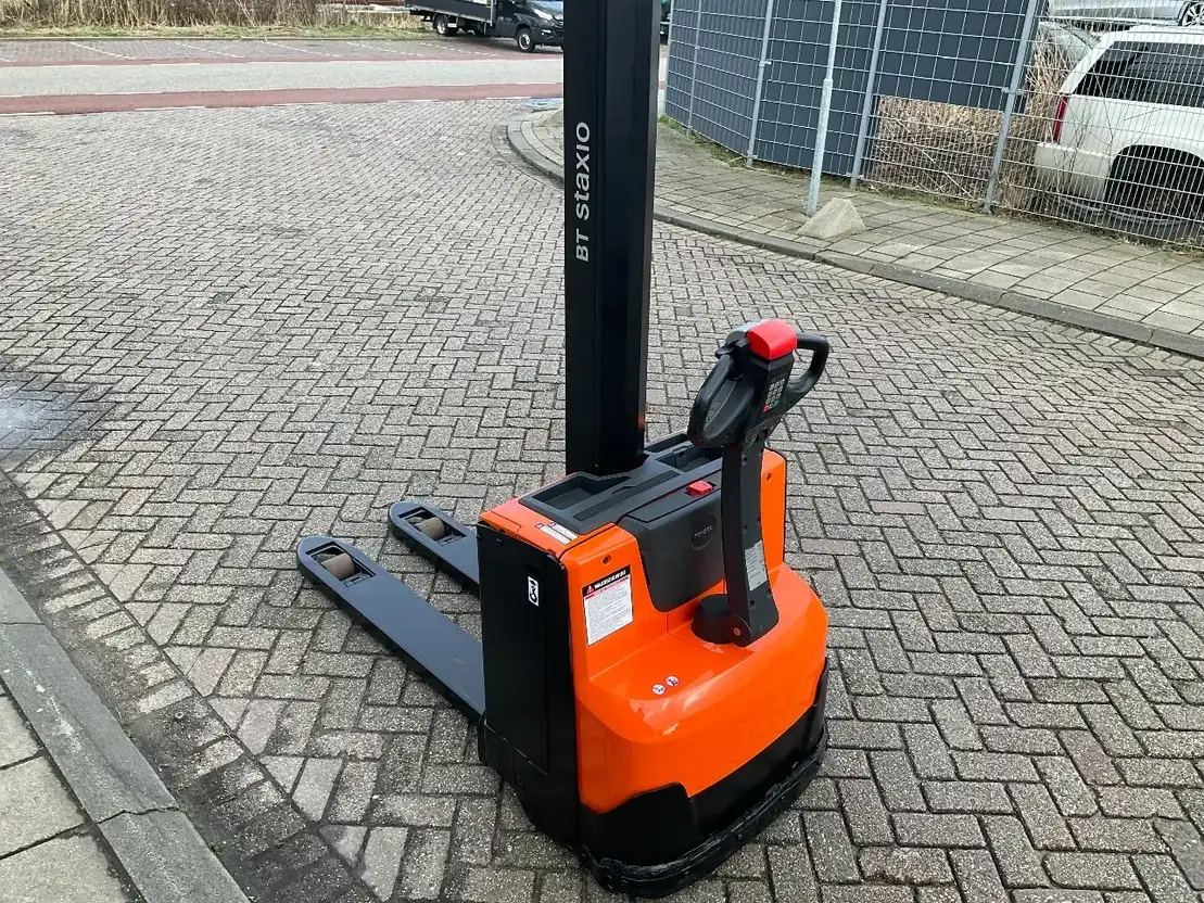 Toyota SWE080L 2000KG 1.58METER STAPELAAR / HEFTRUCK | Stapelaar - TrucksNL