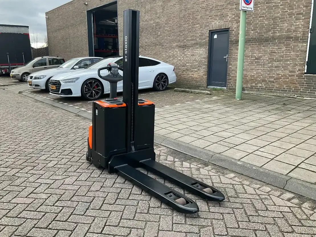 Toyota SWE080L 2000KG 1.58METER STAPELAAR / HEFTRUCK | Stapelaar - TrucksNL