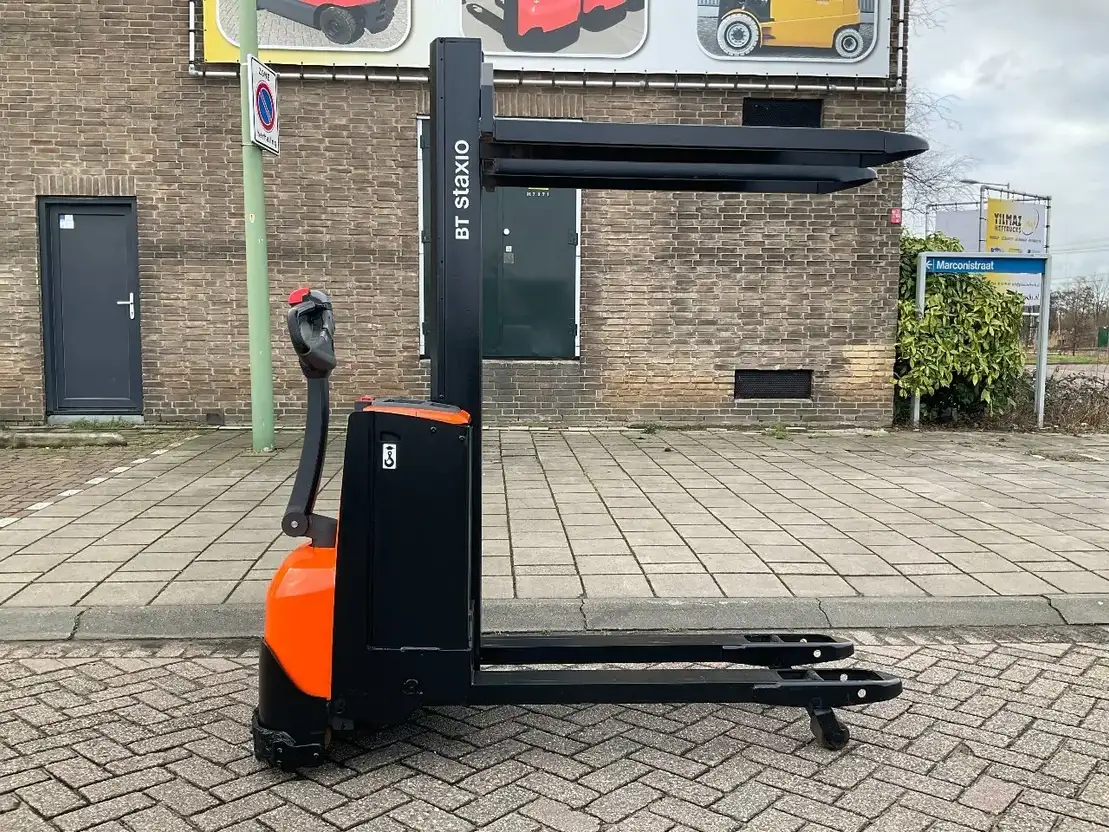 Toyota SWE080L 2000KG 1.58METER STAPELAAR / HEFTRUCK | Stapelaar - TrucksNL